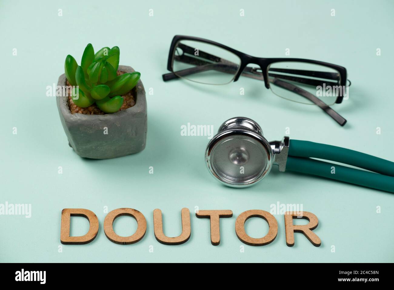 Word doctor written, in Portuguese, on light green background with a ...