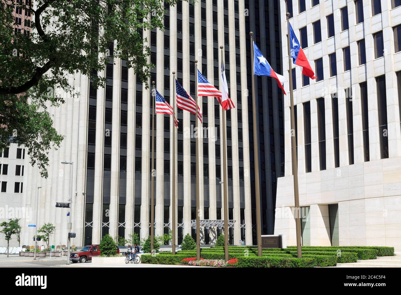 One shell plaza hi-res stock photography and images - Alamy