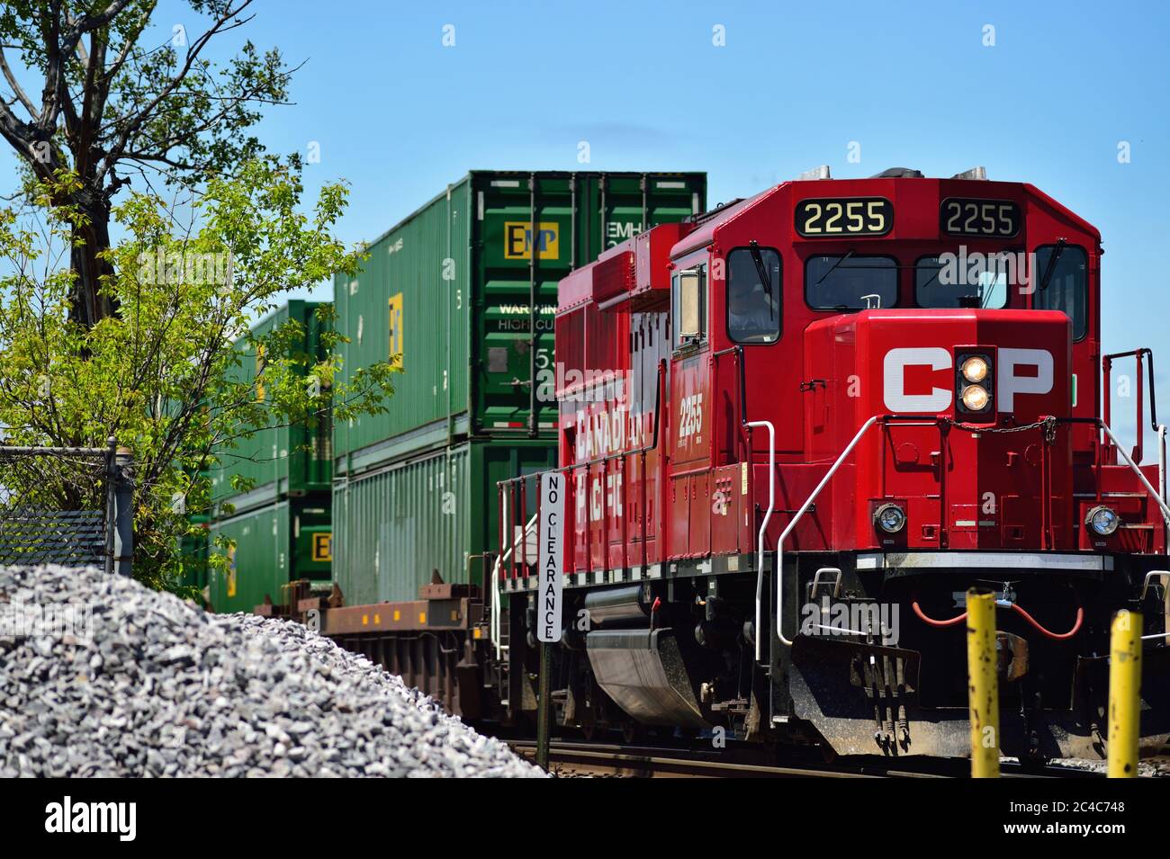 Franklin Park, Illinois, USA. A Canadian Pacific Railway locomotive making a switching move with ...