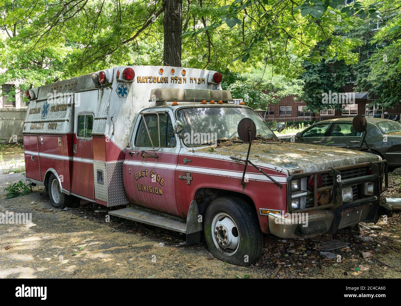Abandoned ambulance hi-res stock photography and images - Alamy