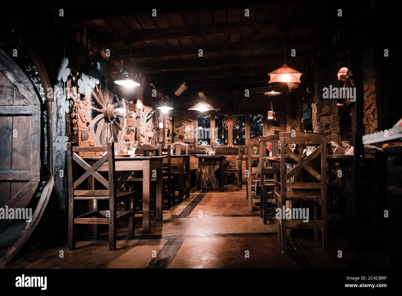Empty bar seat full restaurant hi-res stock photography and images - Alamy