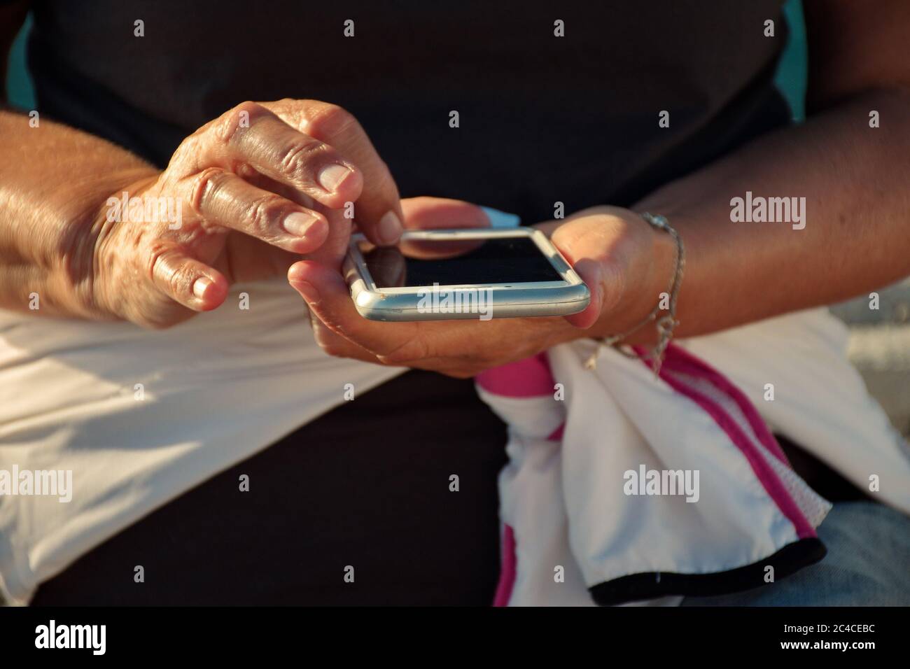 Elderly hands holding mobile phone hi-res stock photography and images ...