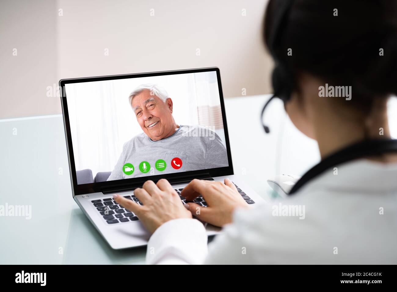 Old lady and man talking hi-res stock photography and images - Alamy