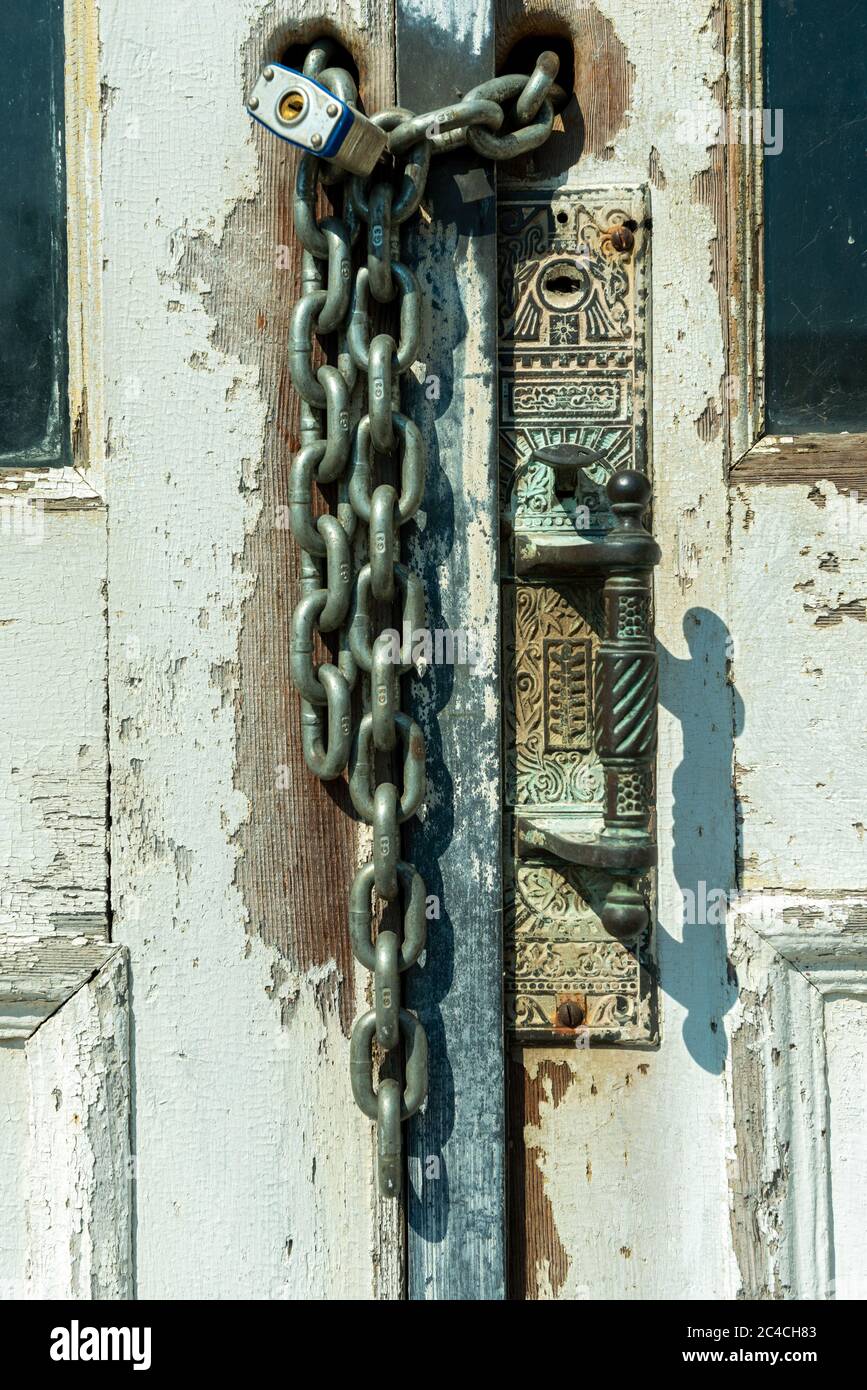 Padlock door, chains hi-res stock photography and images - Alamy
