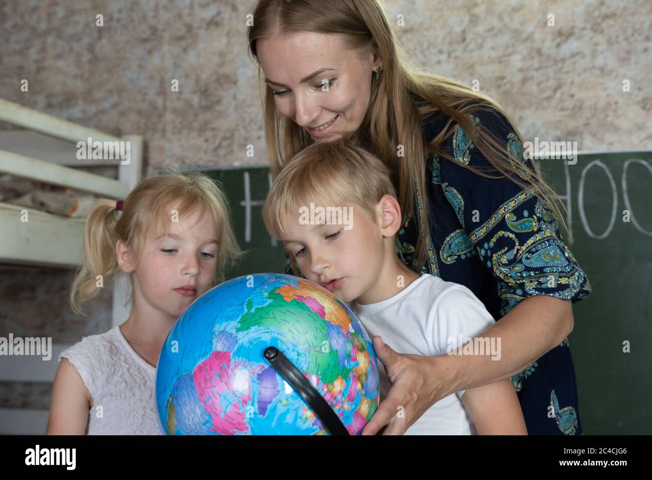 Children studying map hi-res stock photography and images - Alamy