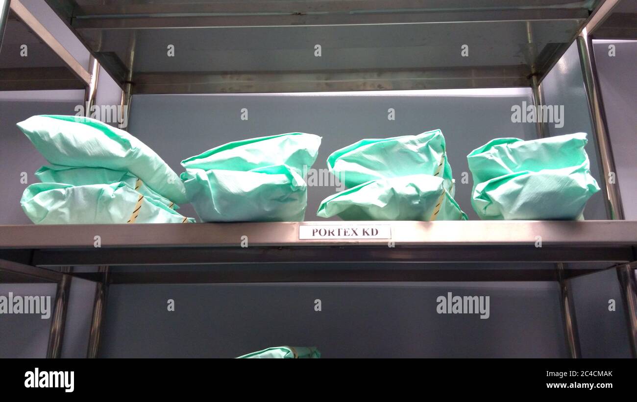 Wrapped surgical instruments hi-res stock photography and images - Alamy