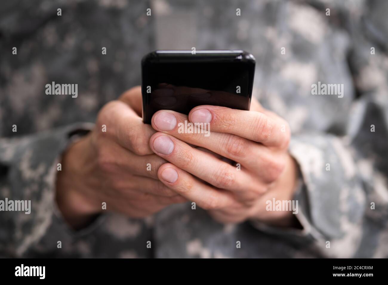 Social Cyber Warfare. Army Soldier Using Smart Phone Stock Photo - Alamy