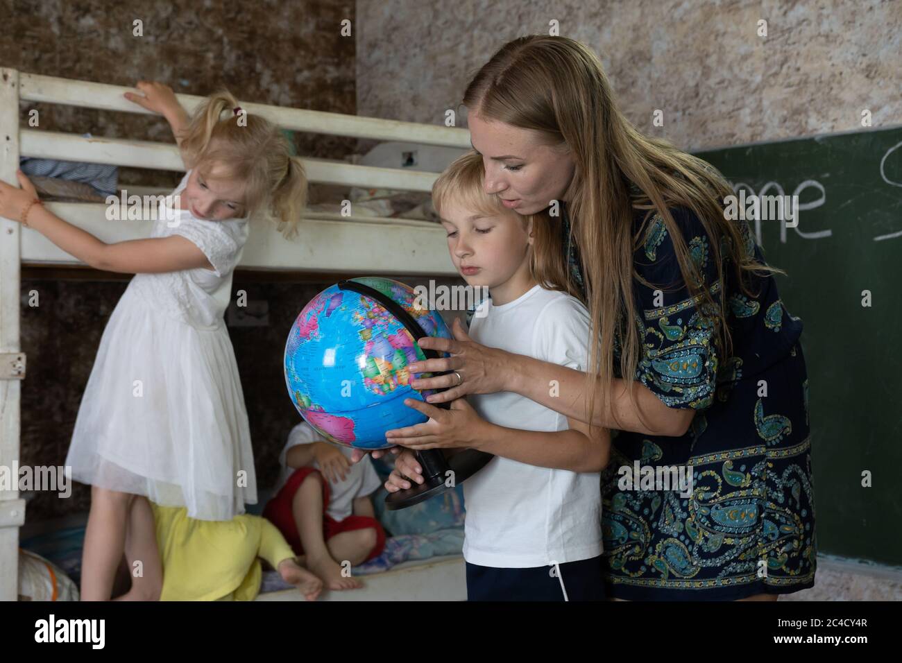 Children sitting map hi-res stock photography and images - Alamy