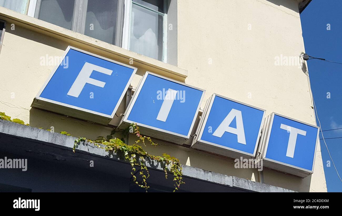 Fiat logo blue hi-res stock photography and images - Alamy
