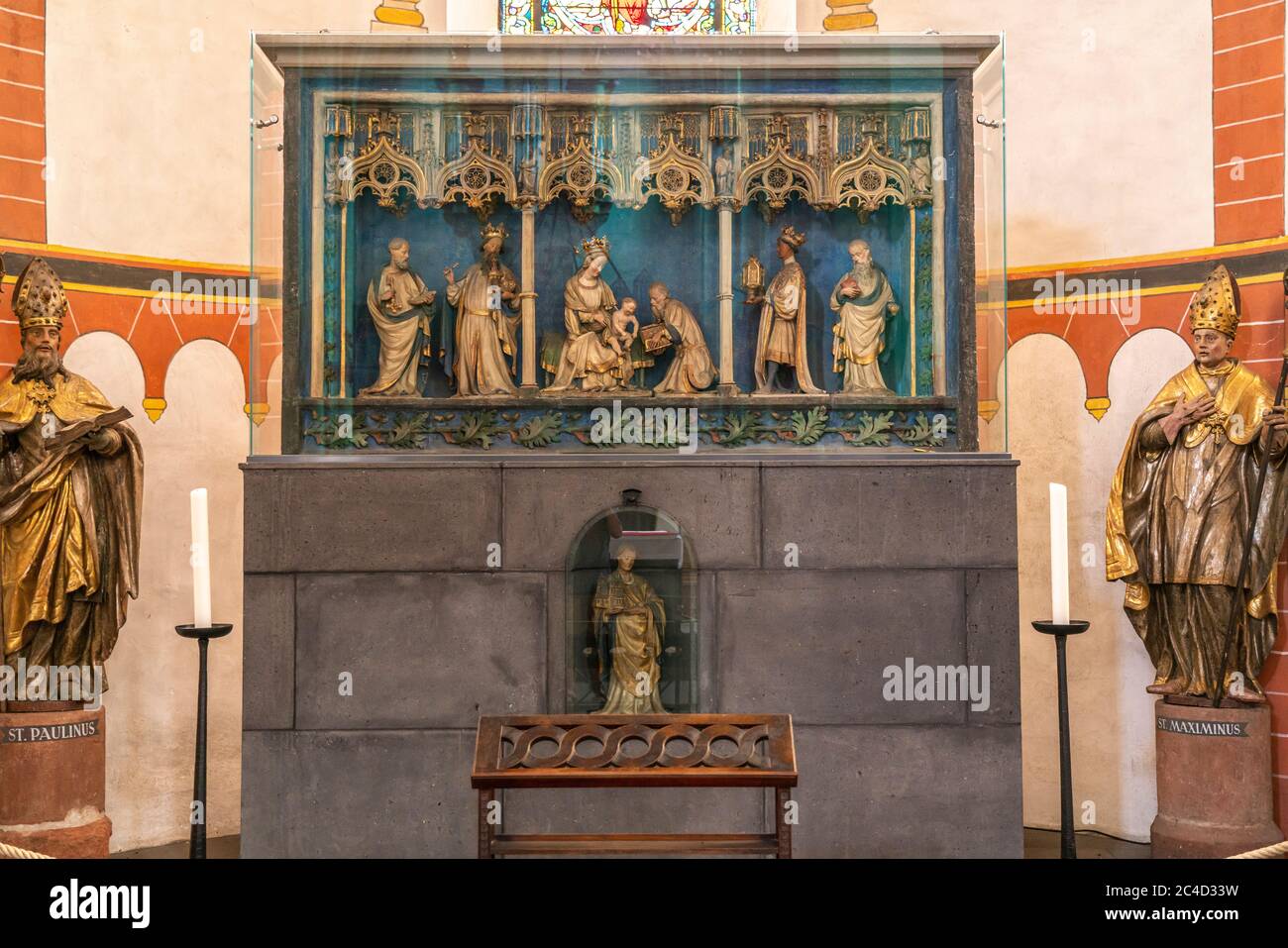 Hochaltar im Innenraum der Stiftskirche St. Castor in Karden, Treis ...