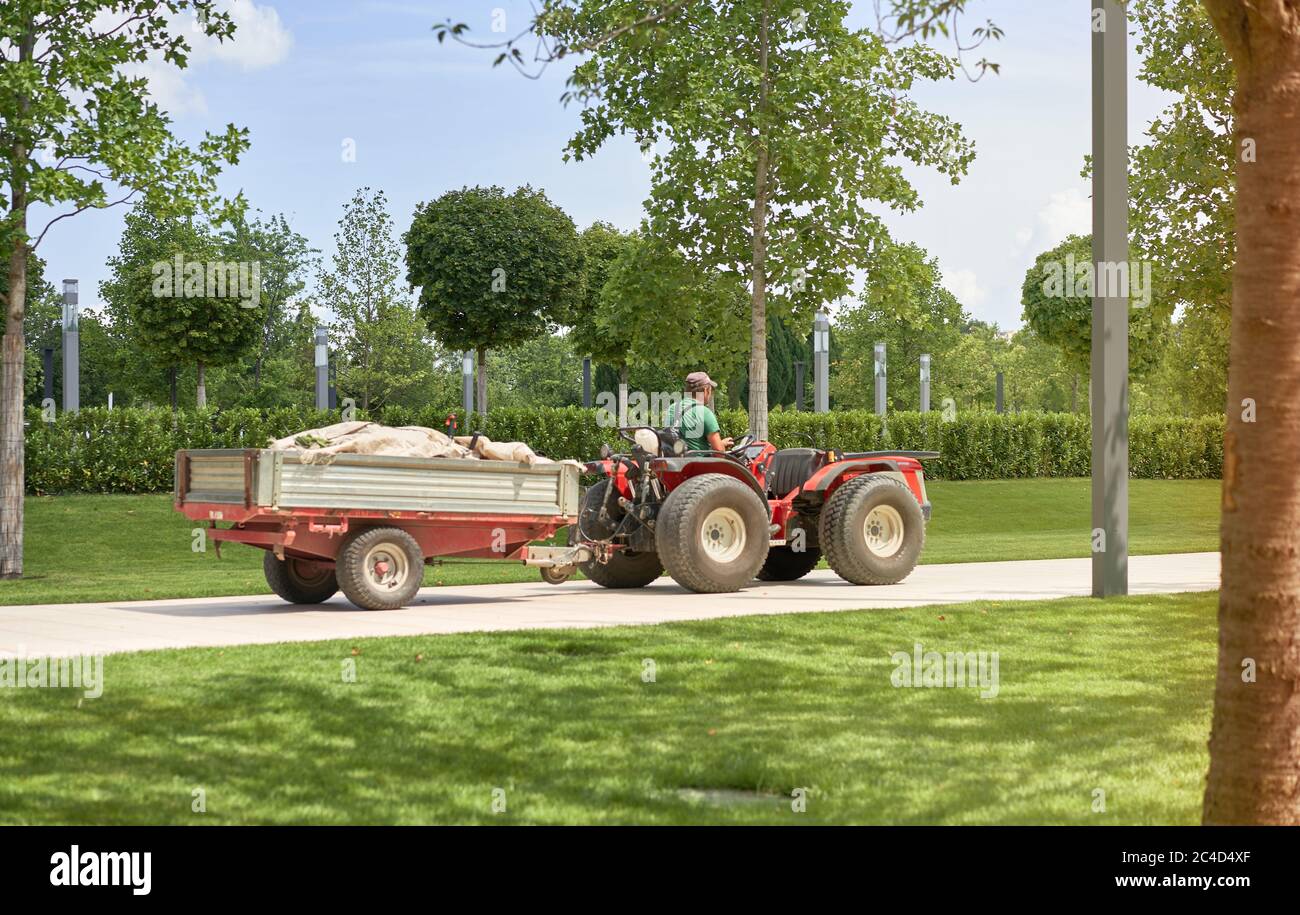 Tractor lawn trees park hi-res stock photography and images - Alamy