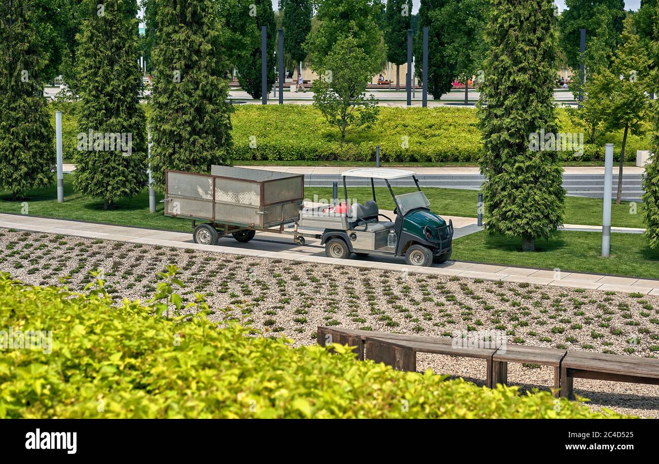 Tractor lawn trees park hi-res stock photography and images - Alamy