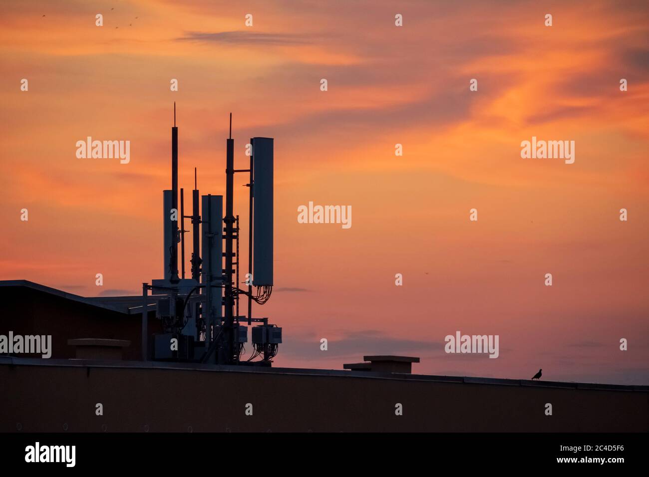 5g tower hi-res stock photography and images - Alamy