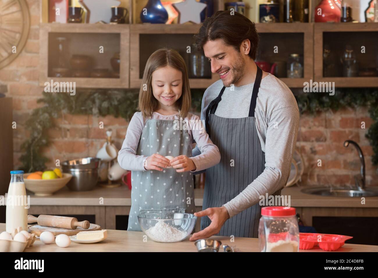 Father daughter baking cake hi-res stock photography and images - Alamy