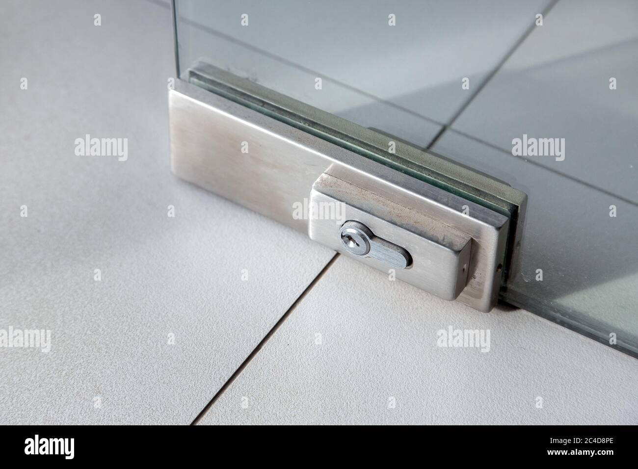 Transparent office doors hi-res stock photography and images - Alamy
