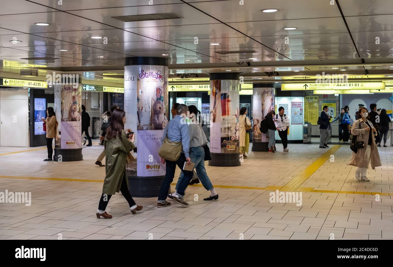 Commuter at Tokyo Metro Omotesando subway station, Tokyo, Japan Stock ...
