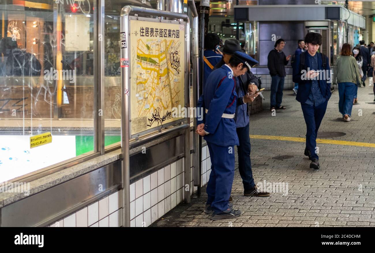 Japan people help hi-res stock photography and images - Alamy