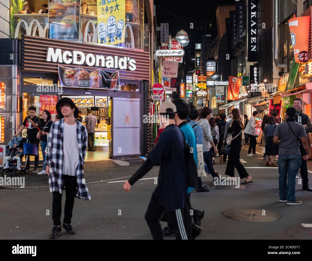 Mcdonalds restaurant in tokyo hi-res stock photography and images - Alamy