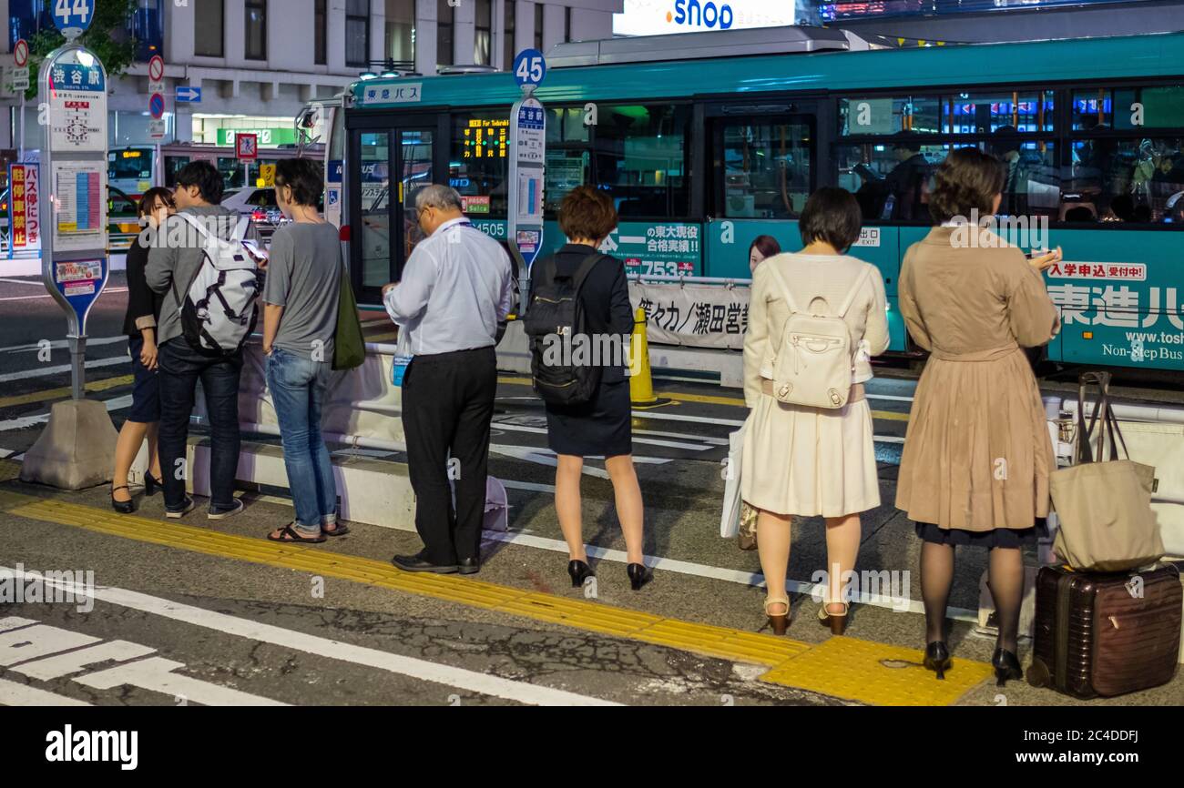 Tokyo japan people queue hi-res stock photography and images - Alamy