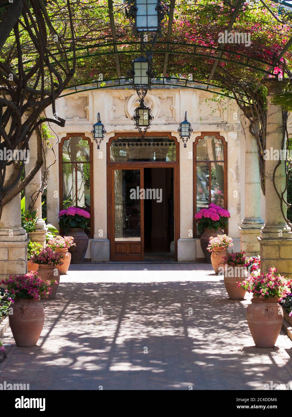 Trellis restaurant hi-res stock photography and images - Alamy