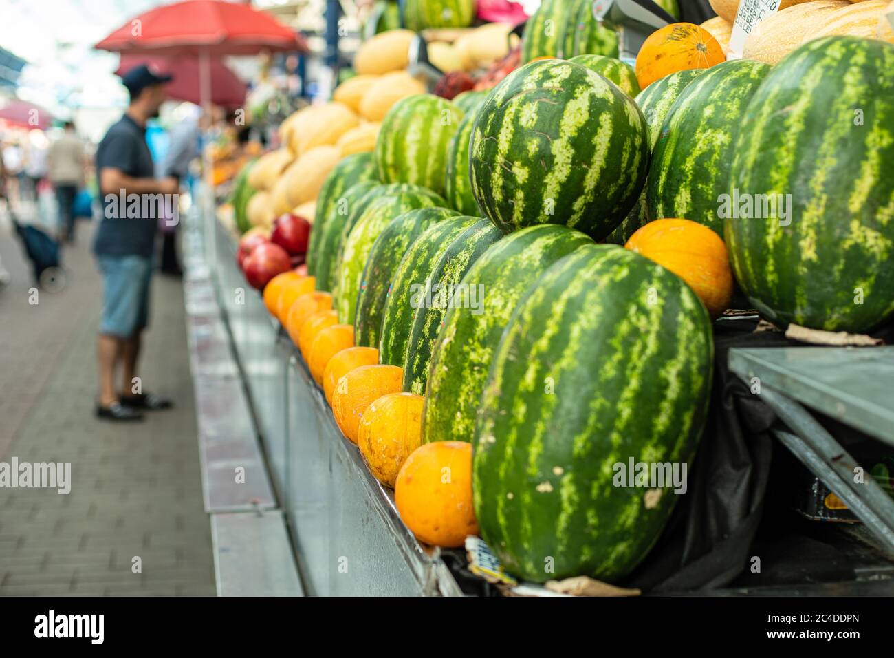 Stacked rows of fresh fruit in the market Stock Photo - Alamy