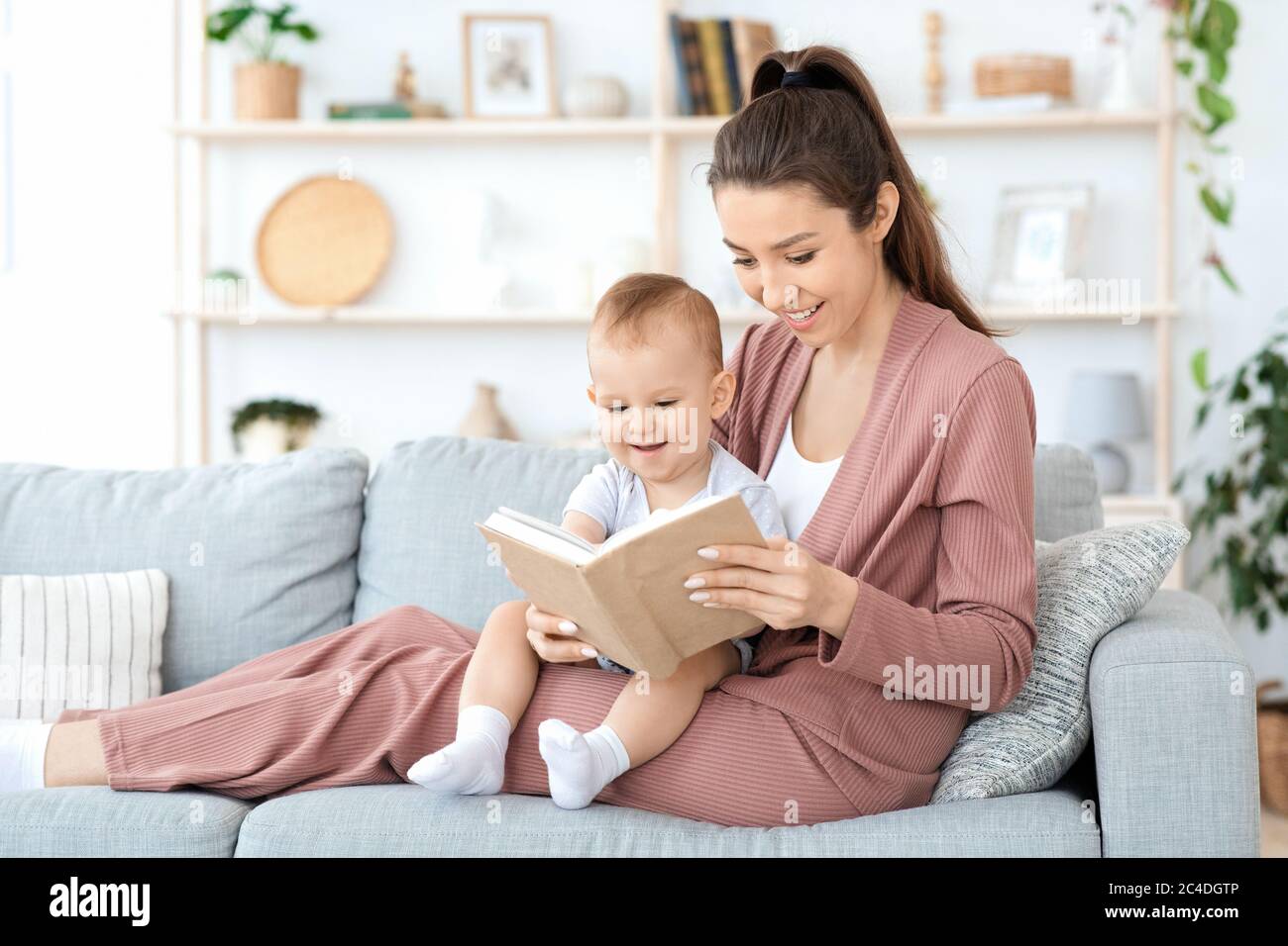 Mom and toddler reading hi-res stock photography and images - Alamy