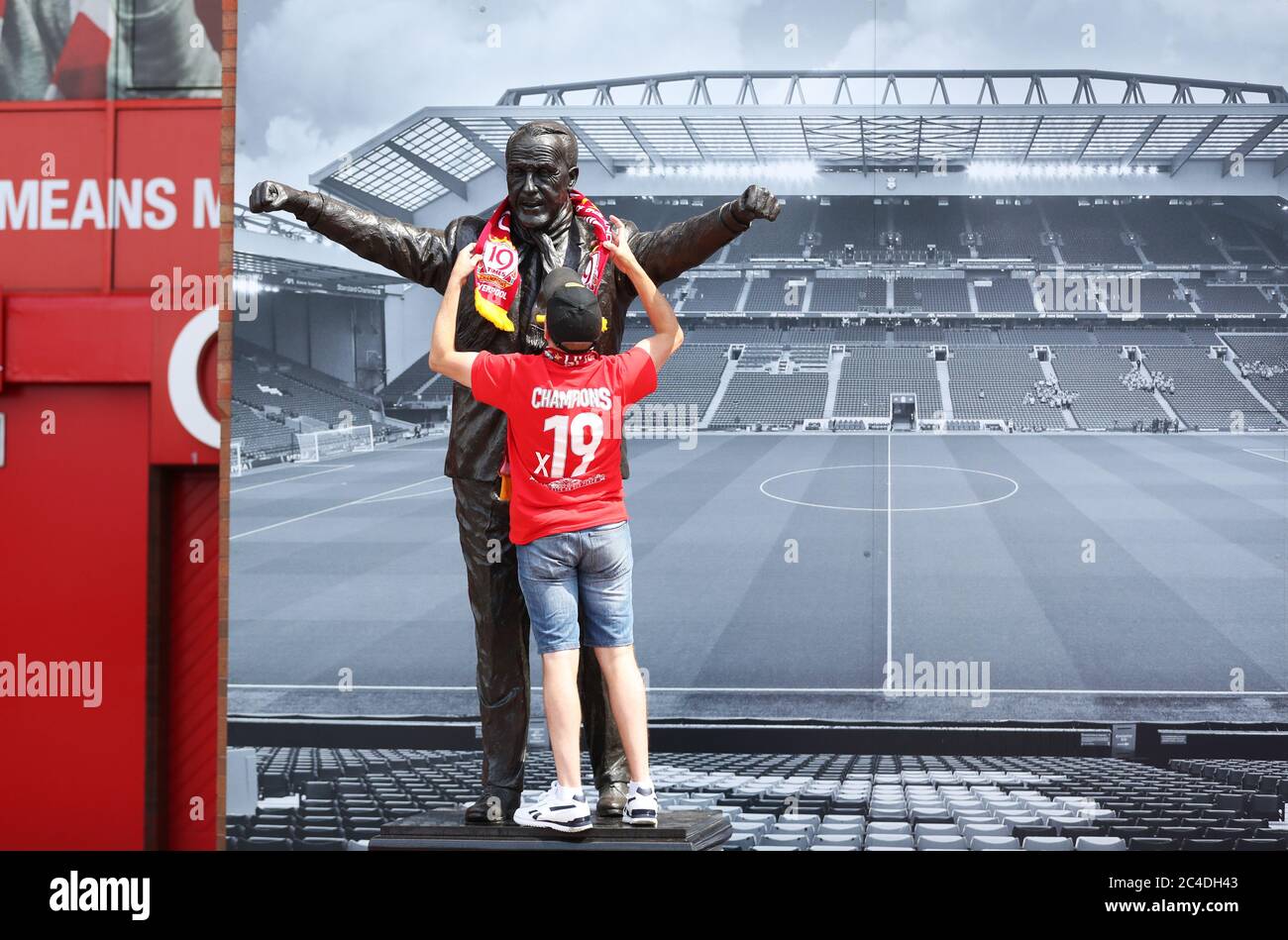 Anfield the bill shankly statue outside anfield hi-res stock ...
