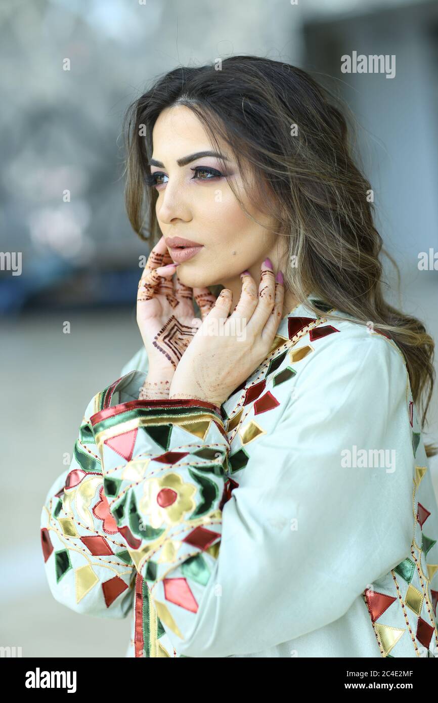 Arab Women in Traditional arab Dress Stock Photo - Alamy