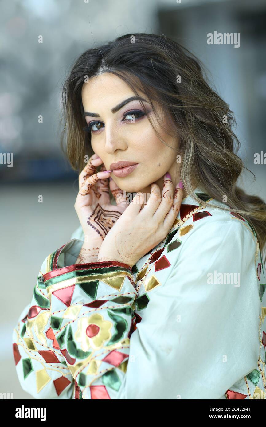 Arab Women in Traditional arab Dress Stock Photo - Alamy
