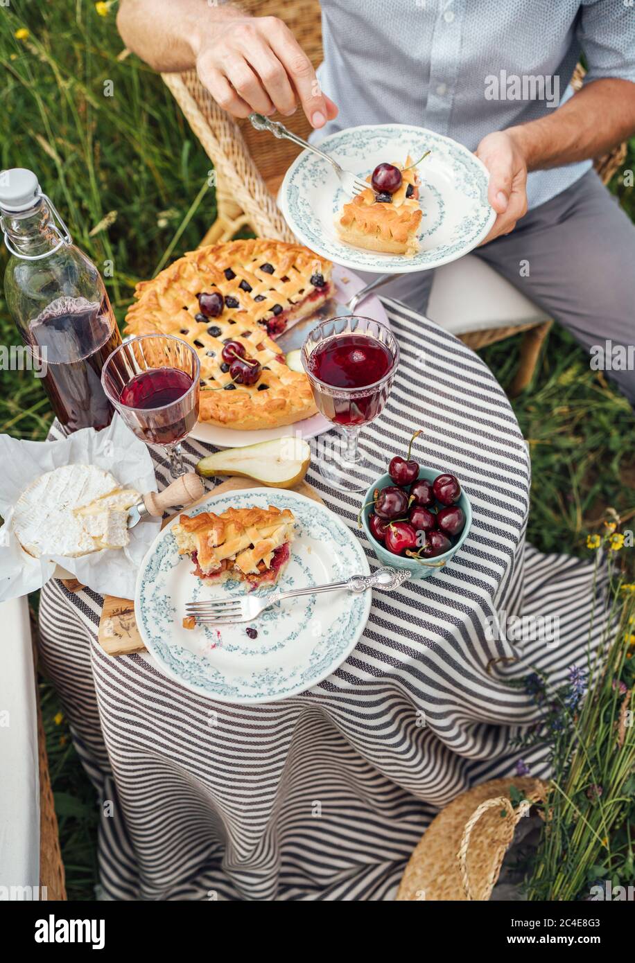 Man eating pie hi-res stock photography and images - Alamy