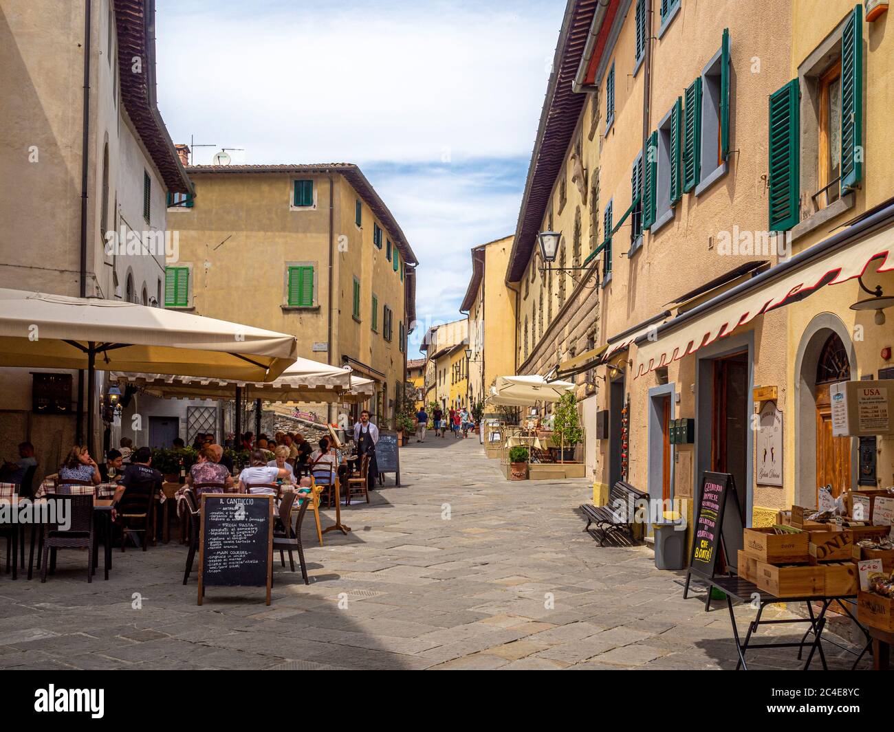 Tourist dining al fresco in Castellina in Chianti. Tuscany, Italy Stock ...