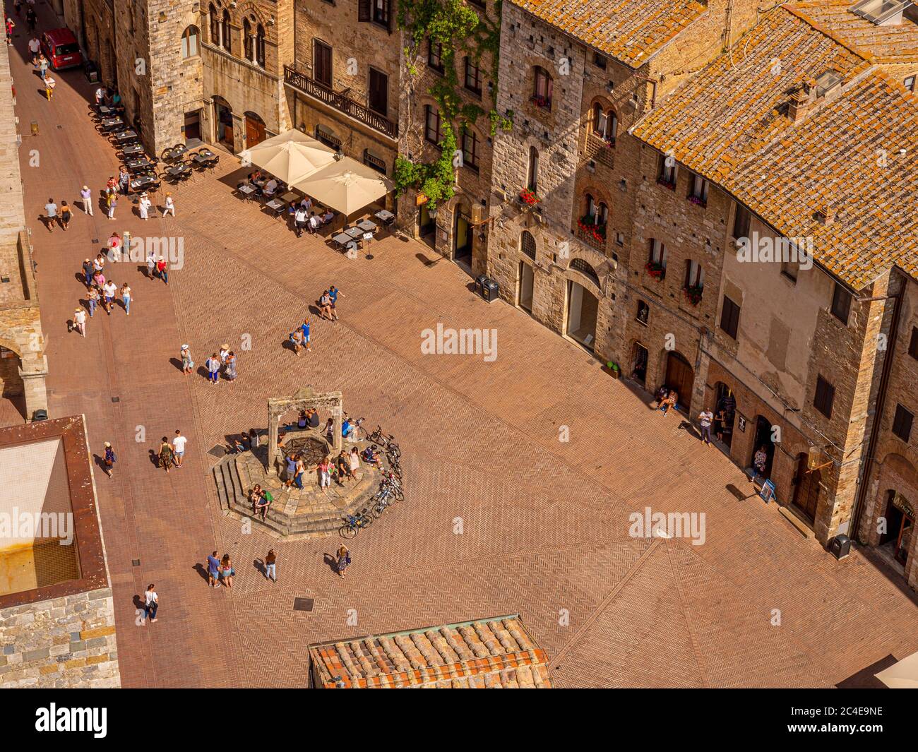 The well in the centre of Piazza della Cisterna, San Gimignano, Tuscany ...