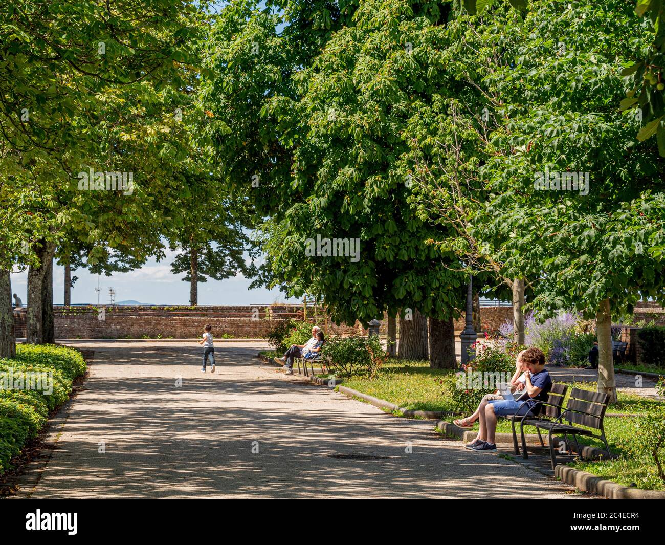 People sitting on park benches hi-res stock photography and images - Alamy