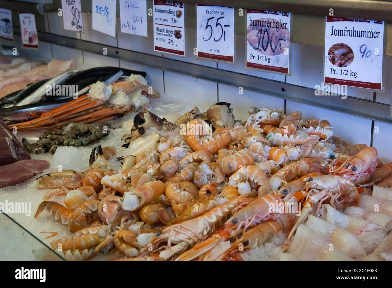 Display of seafood at harbourside fishmonger Stock Photo - Alamy