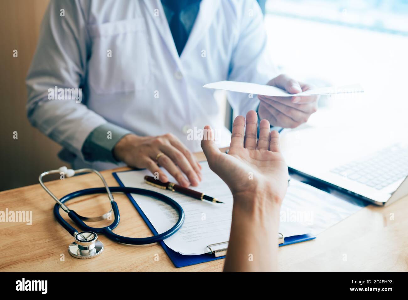 Handing receipt hi-res stock photography and images - Alamy