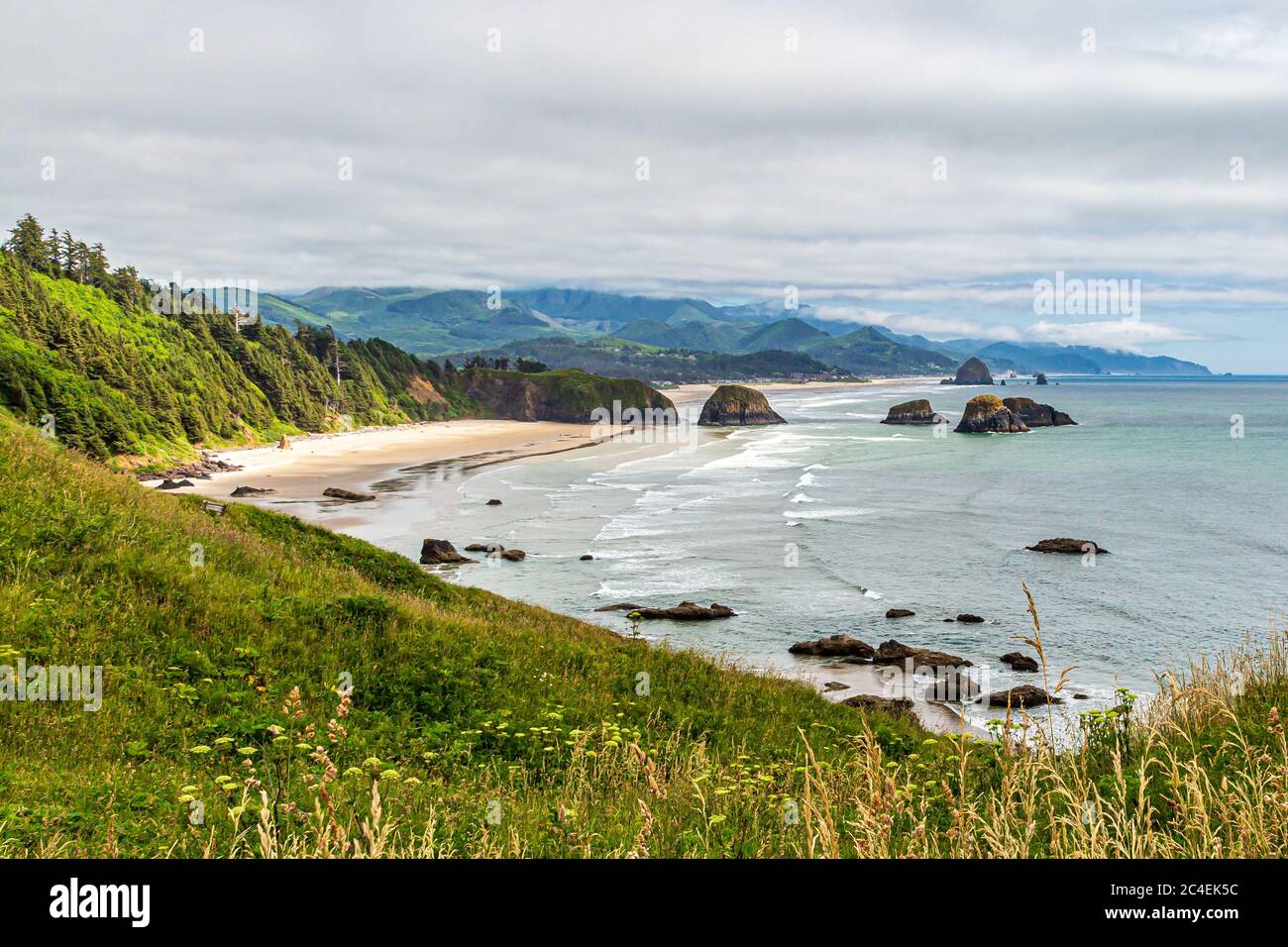 A view of Crescent Beach on the Oregon coast Stock Photo - Alamy