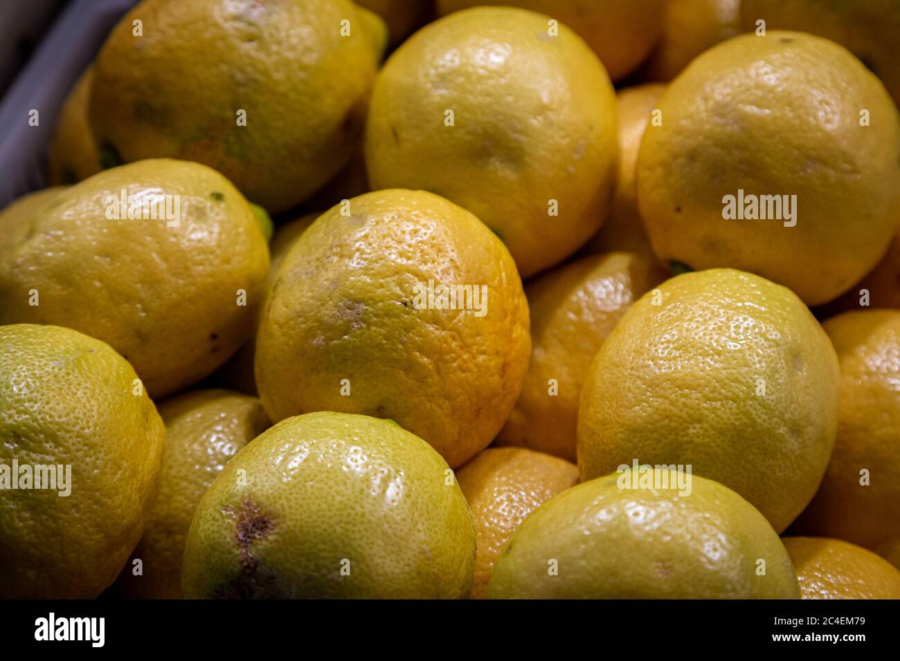 A display of lemons for sale on a market stall Stock Photo - Alamy