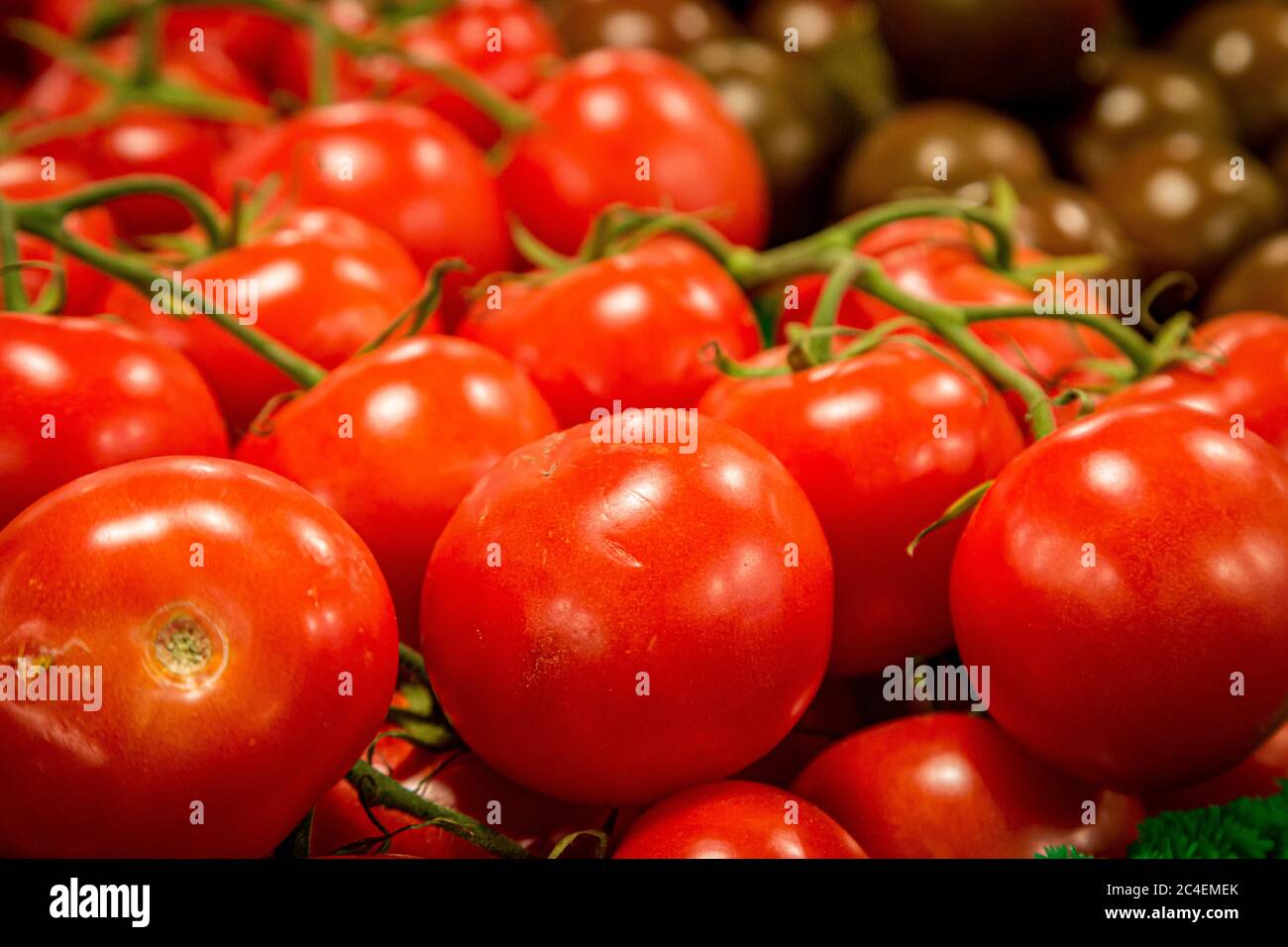 Bright red tomatoes on display at a farmers market stall Stock Photo ...