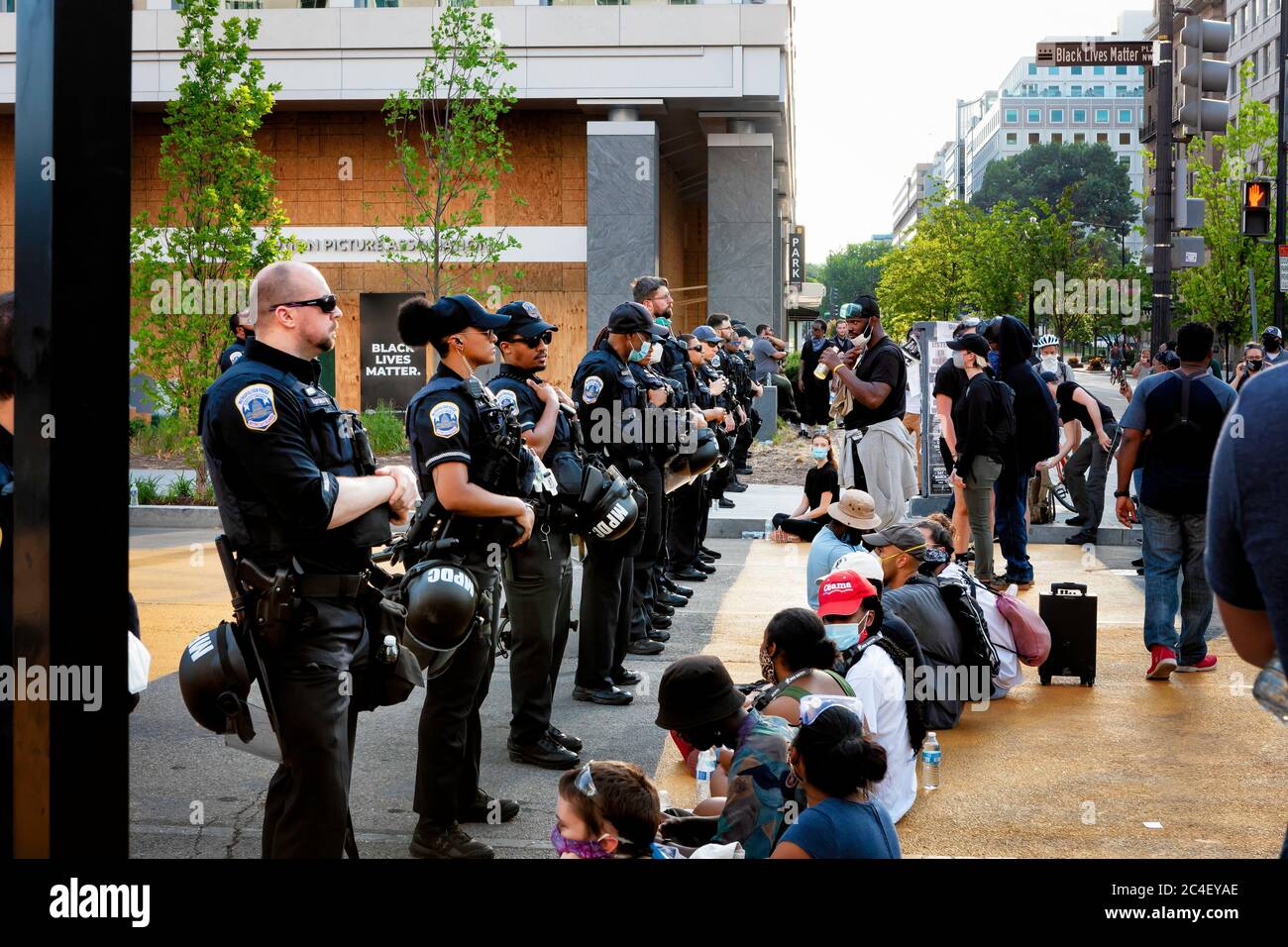 George floyd protest line police hi-res stock photography and images ...