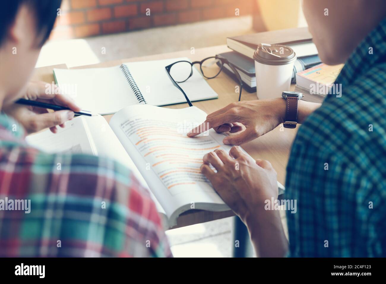 Man library rear view hi-res stock photography and images - Alamy