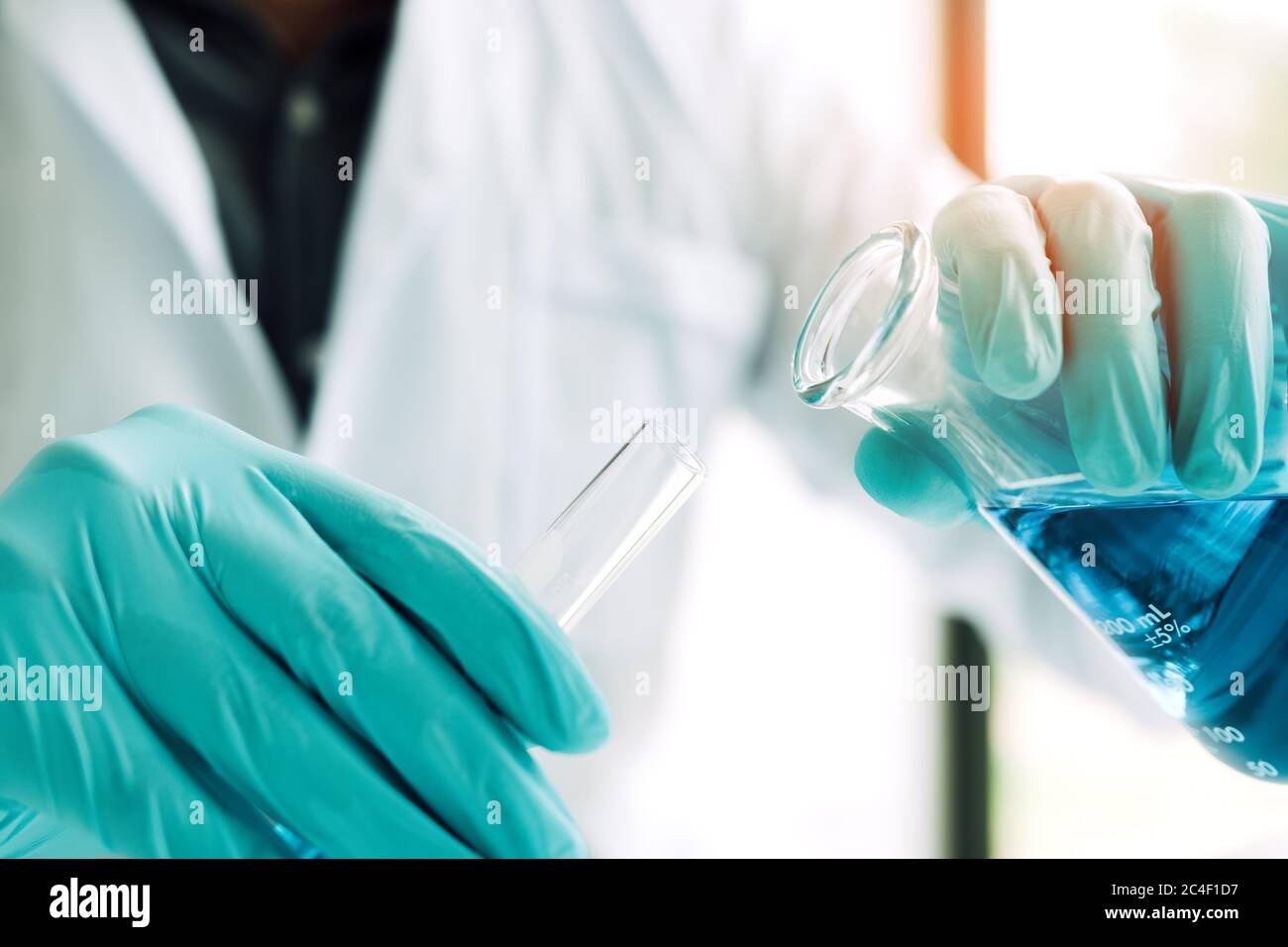 Science lab beaker filling hi-res stock photography and images - Alamy