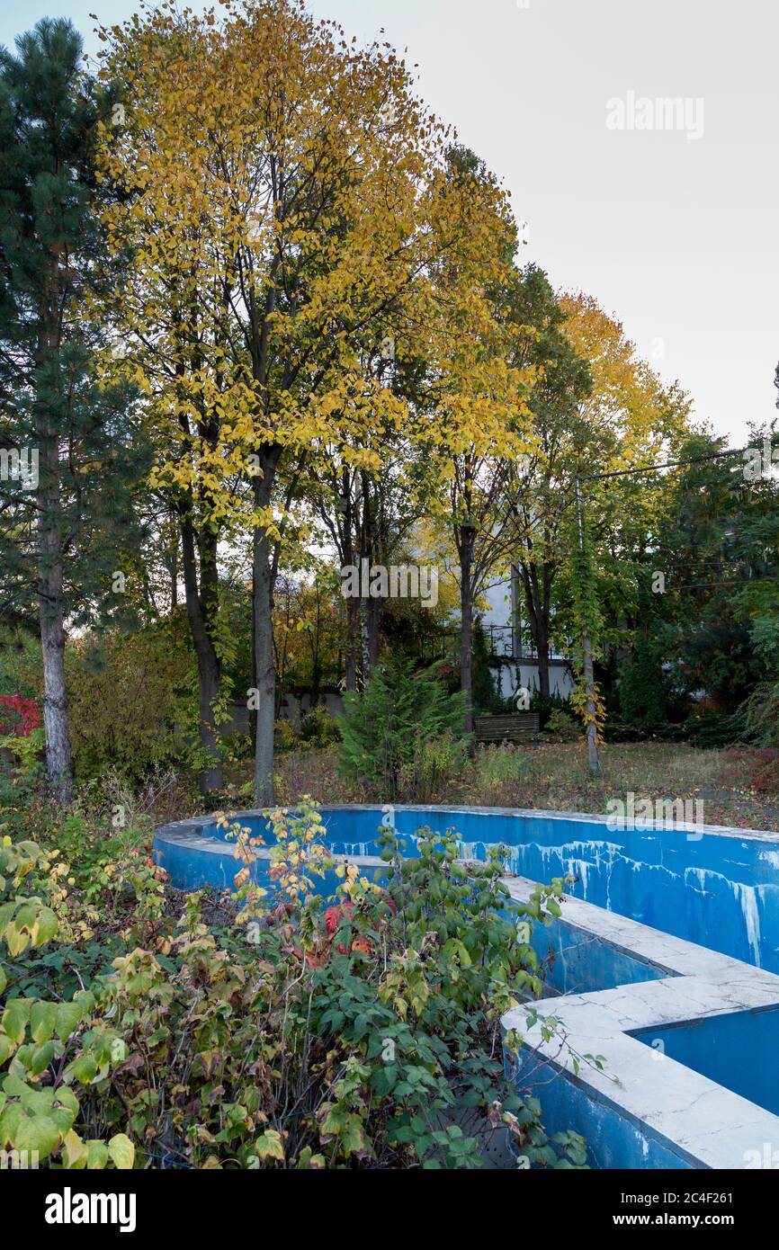 Empty abandoned swimming pool old hi-res stock photography and images ...