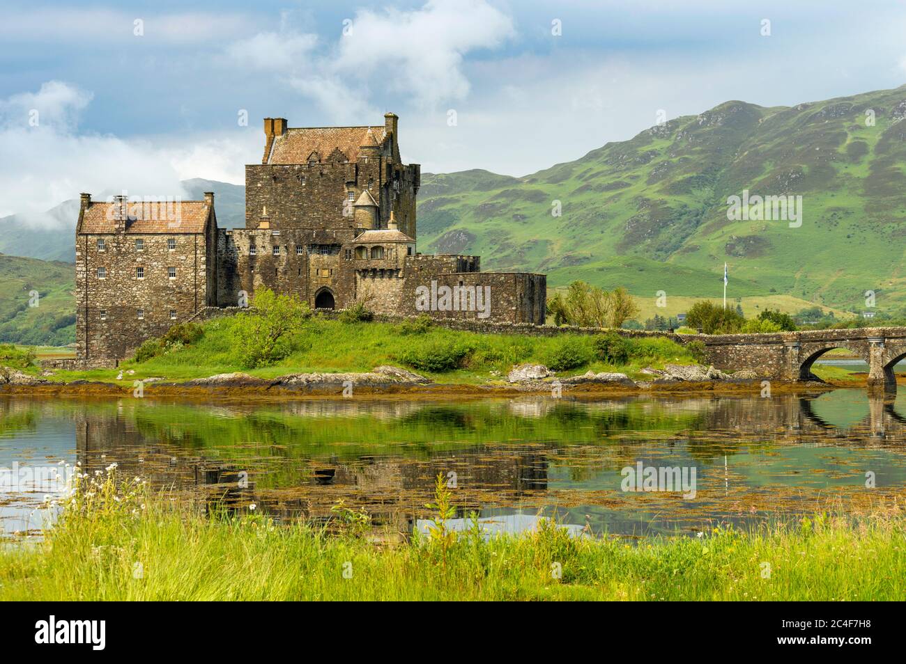 EILEAN DONAN CASTLE LOCH DUICH HIGHLAND SCOTLAND CASTLE ON AN ISLAND ...