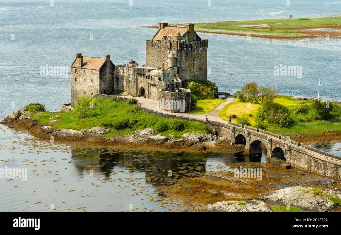 EILEAN DONAN CASTLE LOCH DUICH HIGHLAND SCOTLAND THE CASTLE AND LOCH IN ...