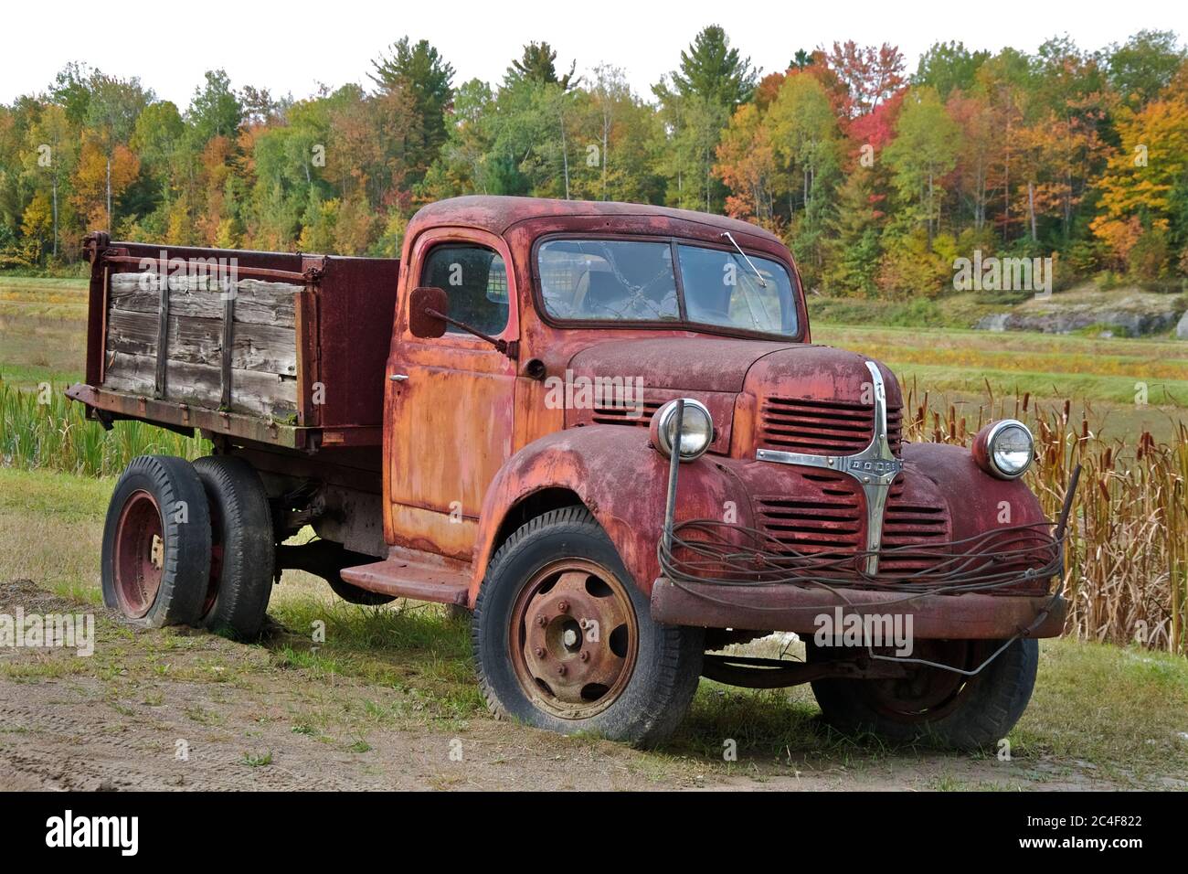Antique rusty red truck hi-res stock photography and images - Alamy