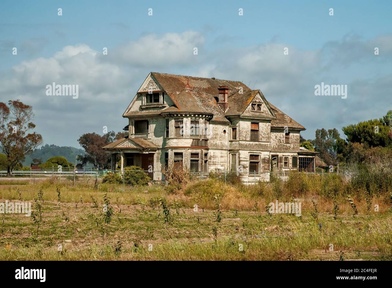 Old abandoned house in disrepair Stock Photo - Alamy
