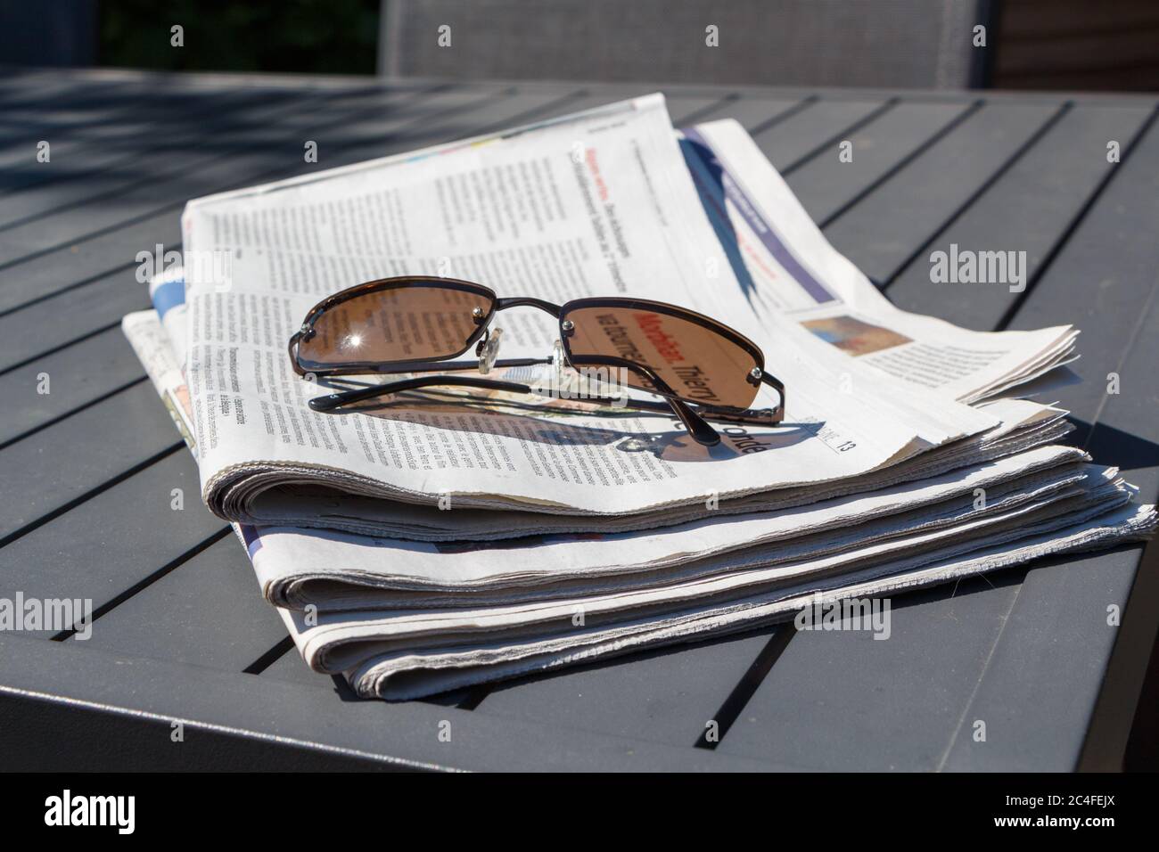 Newspapers on table hi-res stock photography and images - Alamy