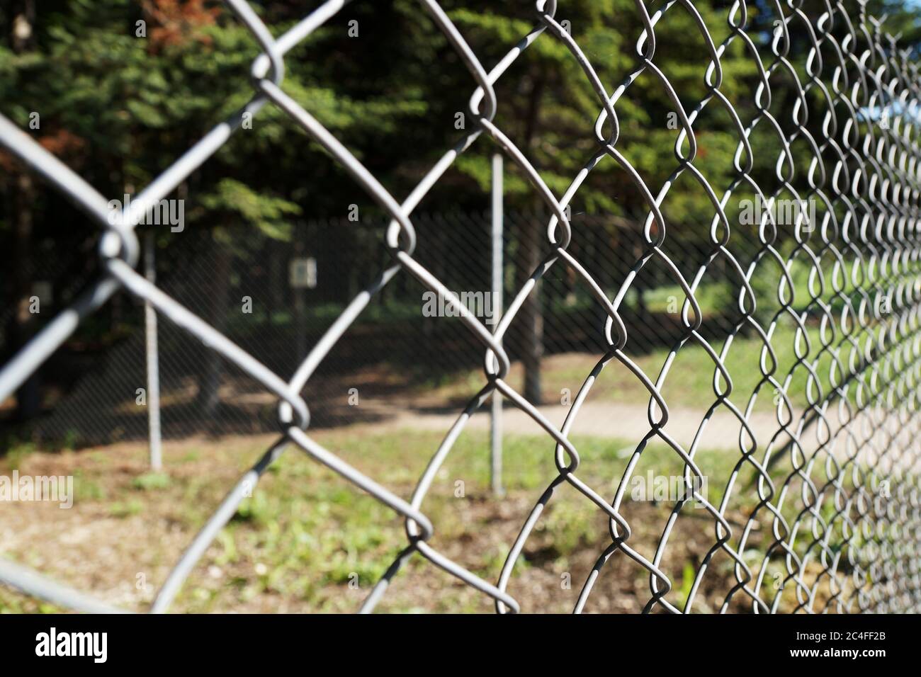 Metal mesh fence hi-res stock photography and images - Alamy