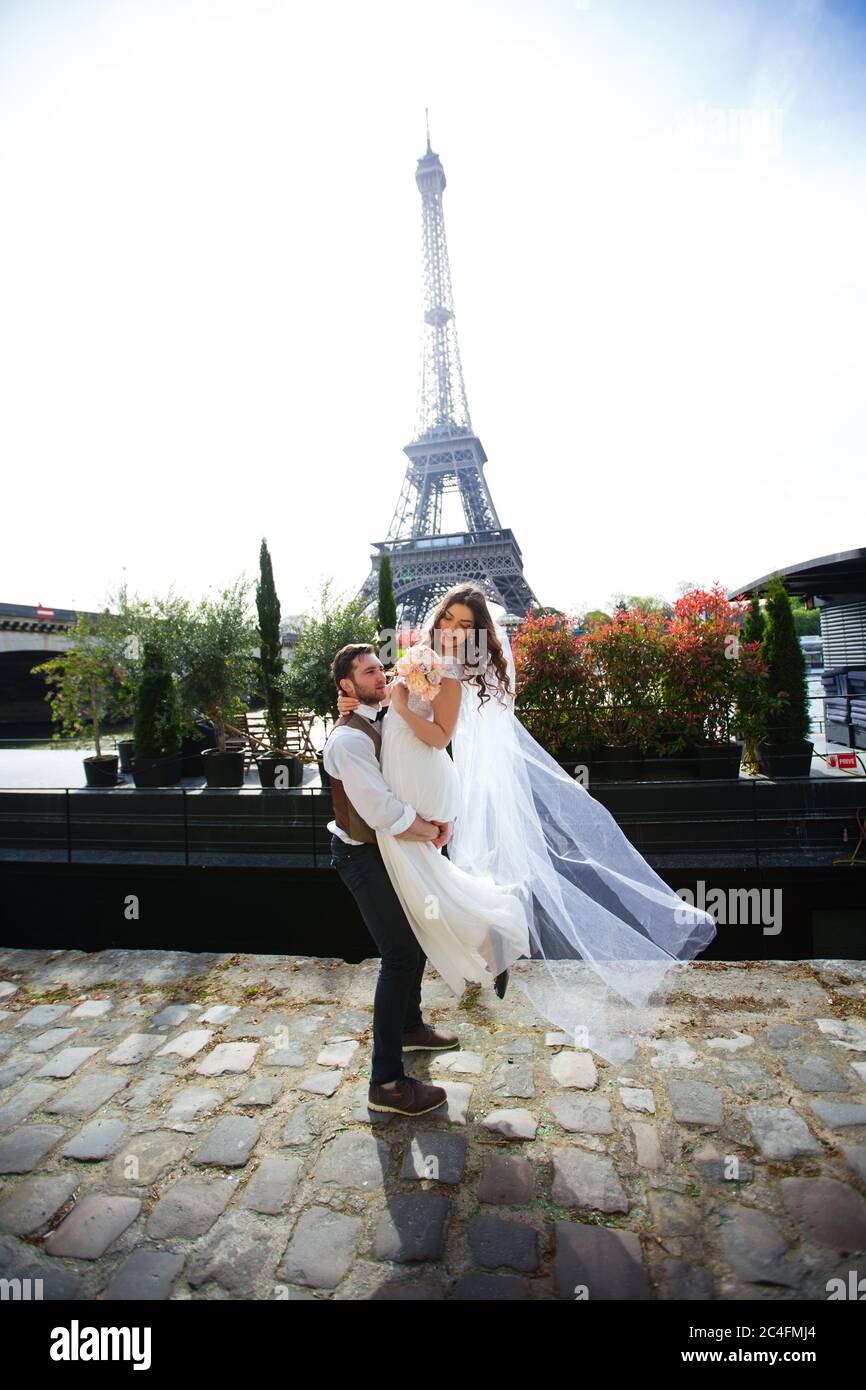 newly married couple in Paris near the Eiffel Tower Stock Photo - Alamy