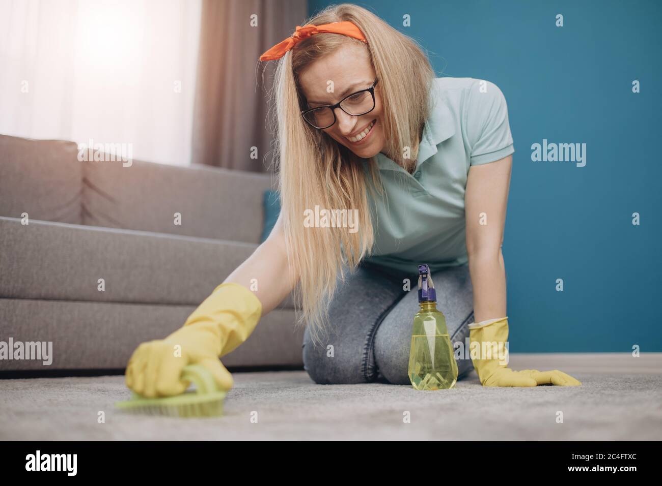 Woman carpet wash hi-res stock photography and images - Alamy